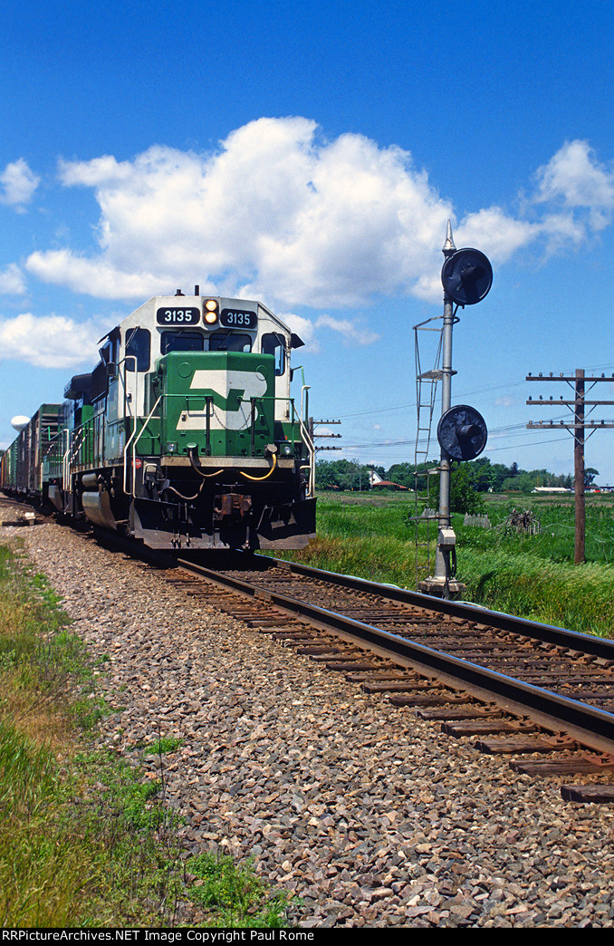 BN 3135, EMD GP50, eastbound